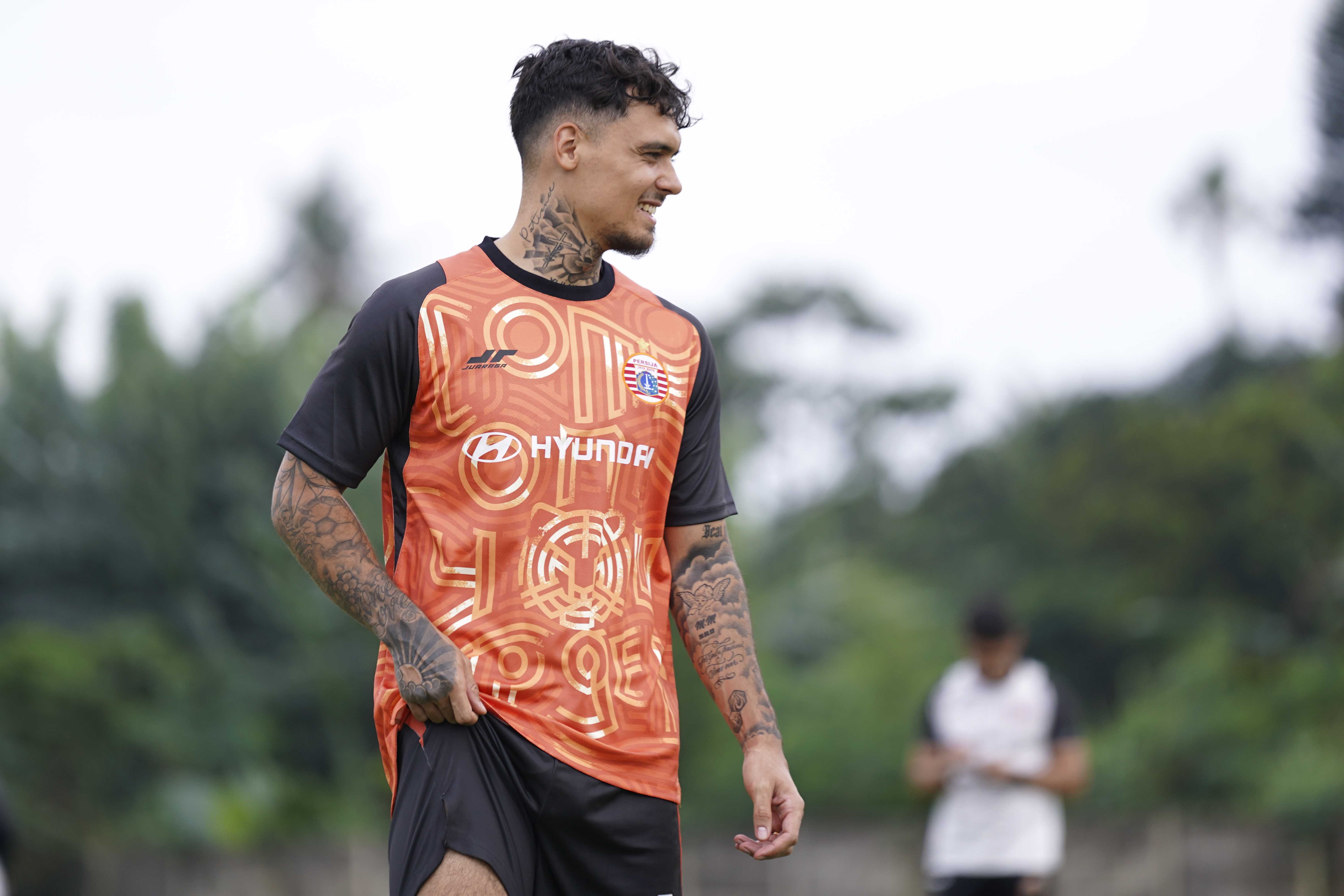 ADAPTASI SHAYNE PATTYNAMA CS. BERJALAN KE ARAH YANG SEHARUSNYA